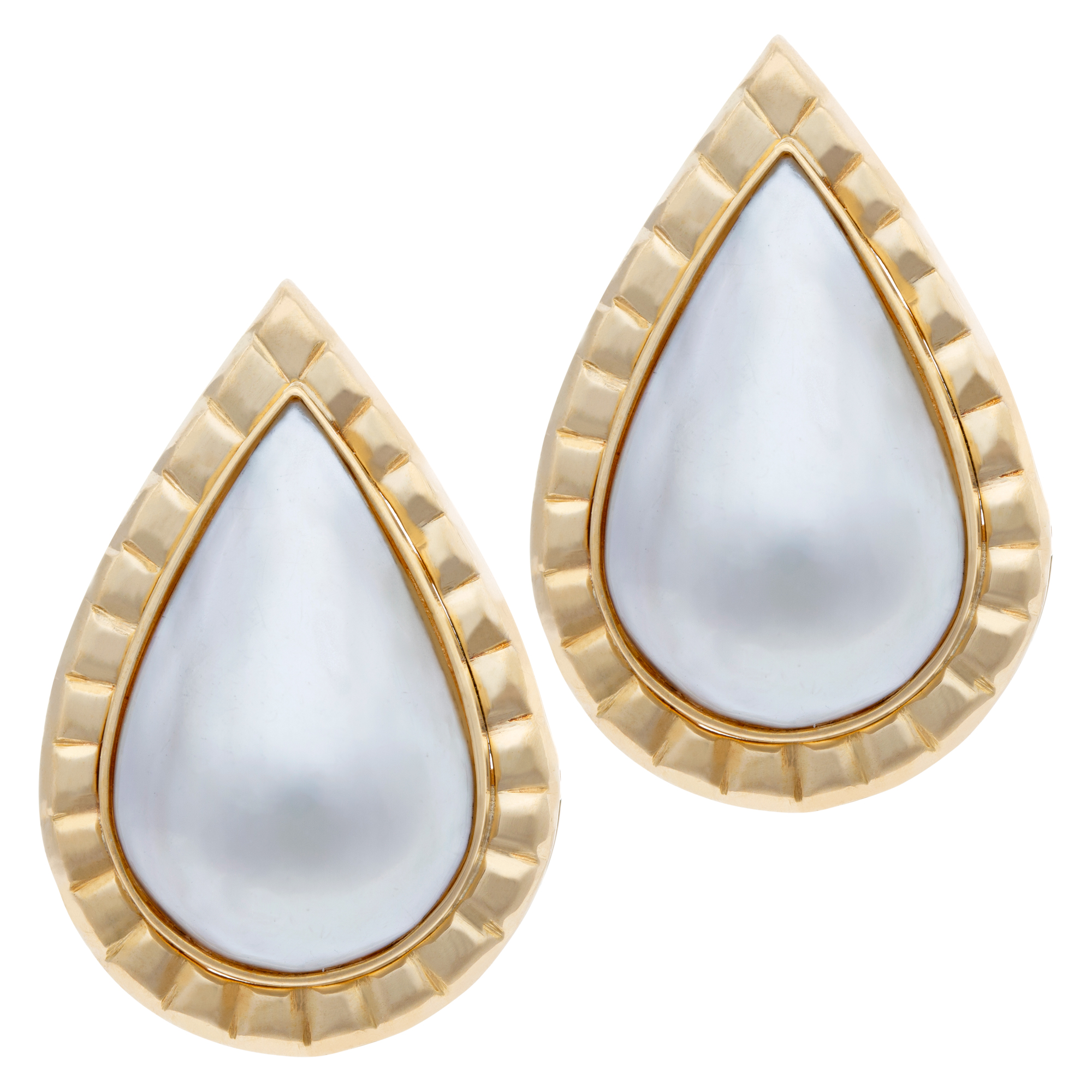 Pear shape Mobe pearl earrings set in ribbed 18K yellow gold.