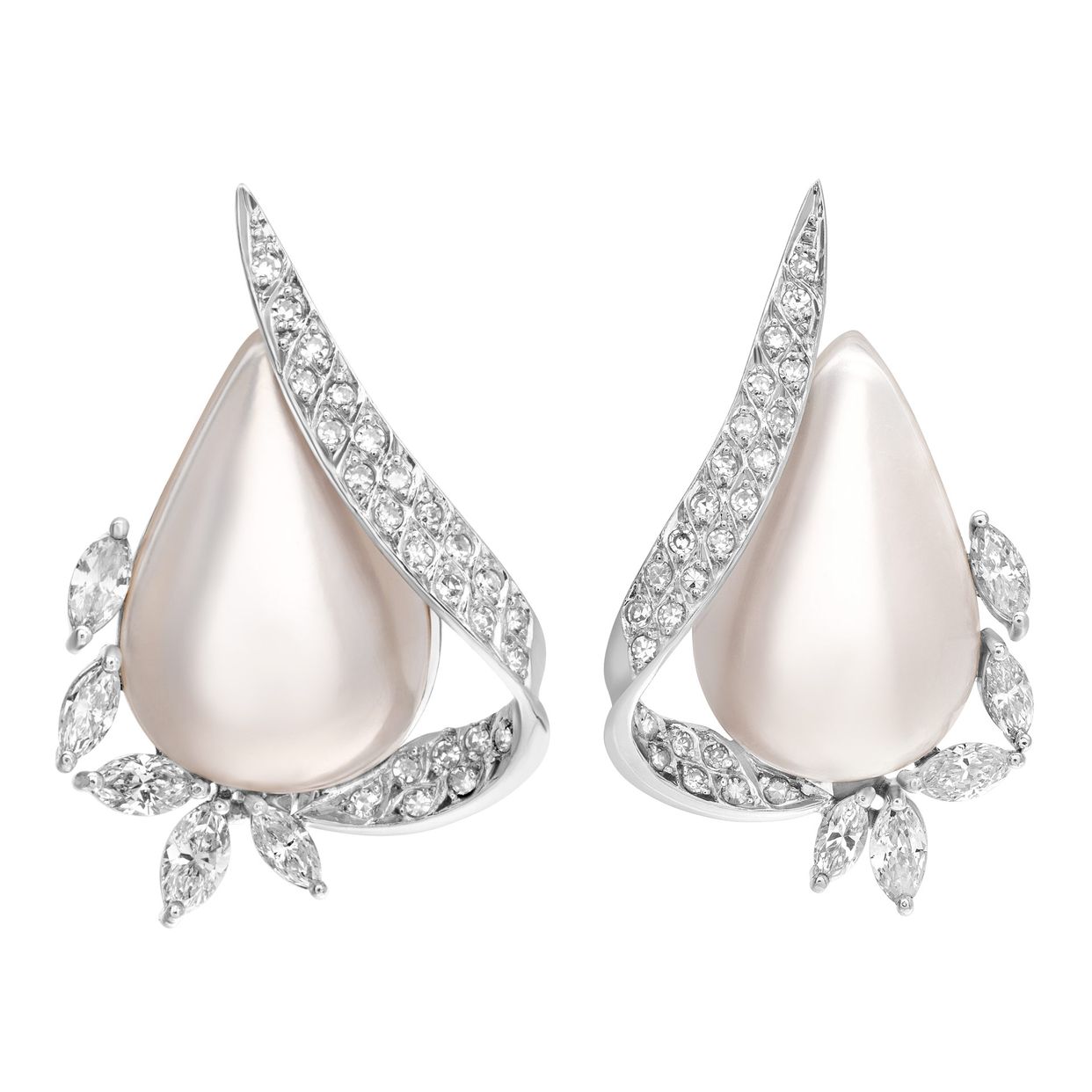 Tear drop mobe pearl & diamond earrings in 18k white gold.